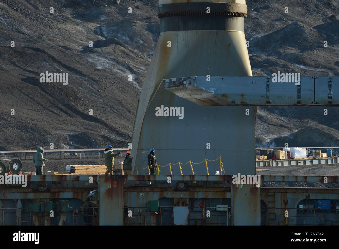 Sailors from Navy Cargo Handling Battalion (NCHB) 1 and NCHB-5 offload ...