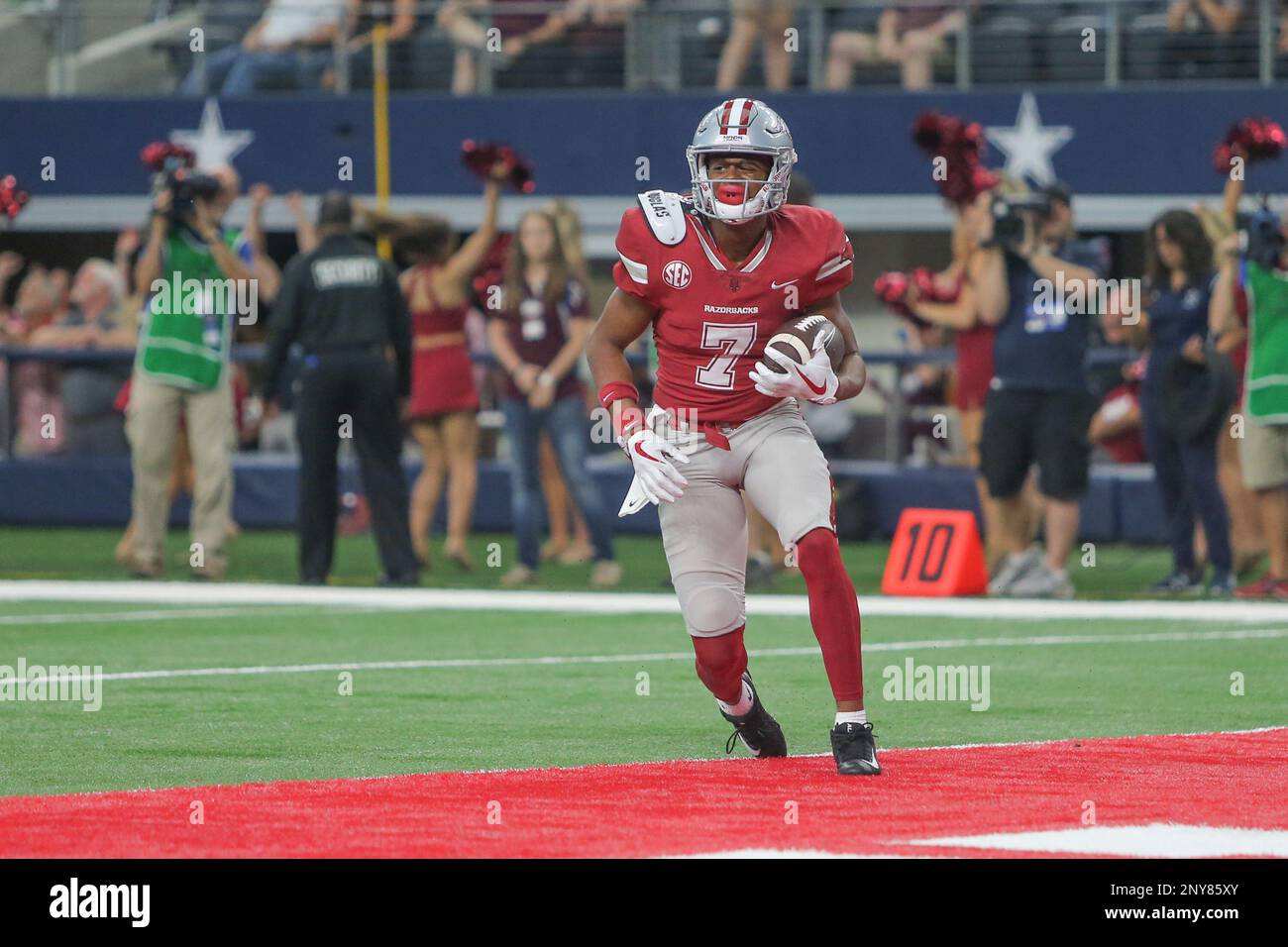 ARLINGTON, TX - SEPTEMBER 23: Arkansas Razorbacks wide receiver ...