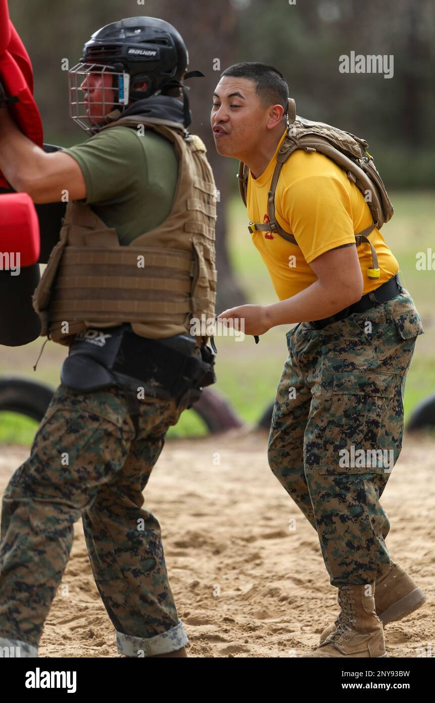Recruits with Hotel Company, 2nd Recruit Training Battalion, practice ...