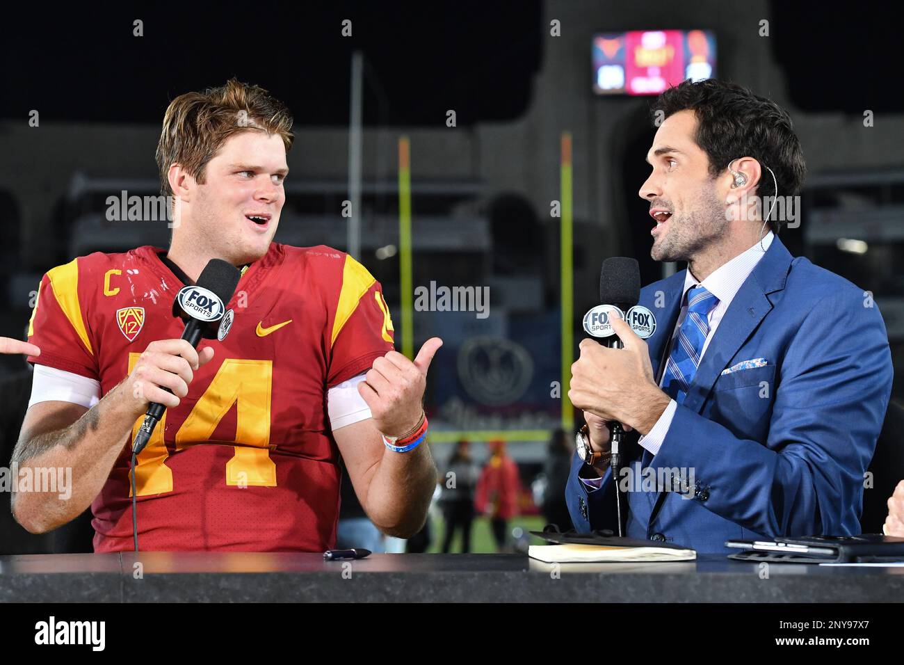 LOS ANGELES, CA - SEPTEMBER 16: USC (14) Sam Darnold (QB) chats with ...
