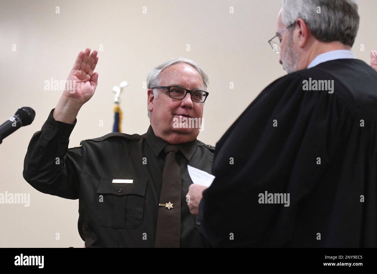Howard Buffett is sworn in as Macon County Sheriff by Macon County ...