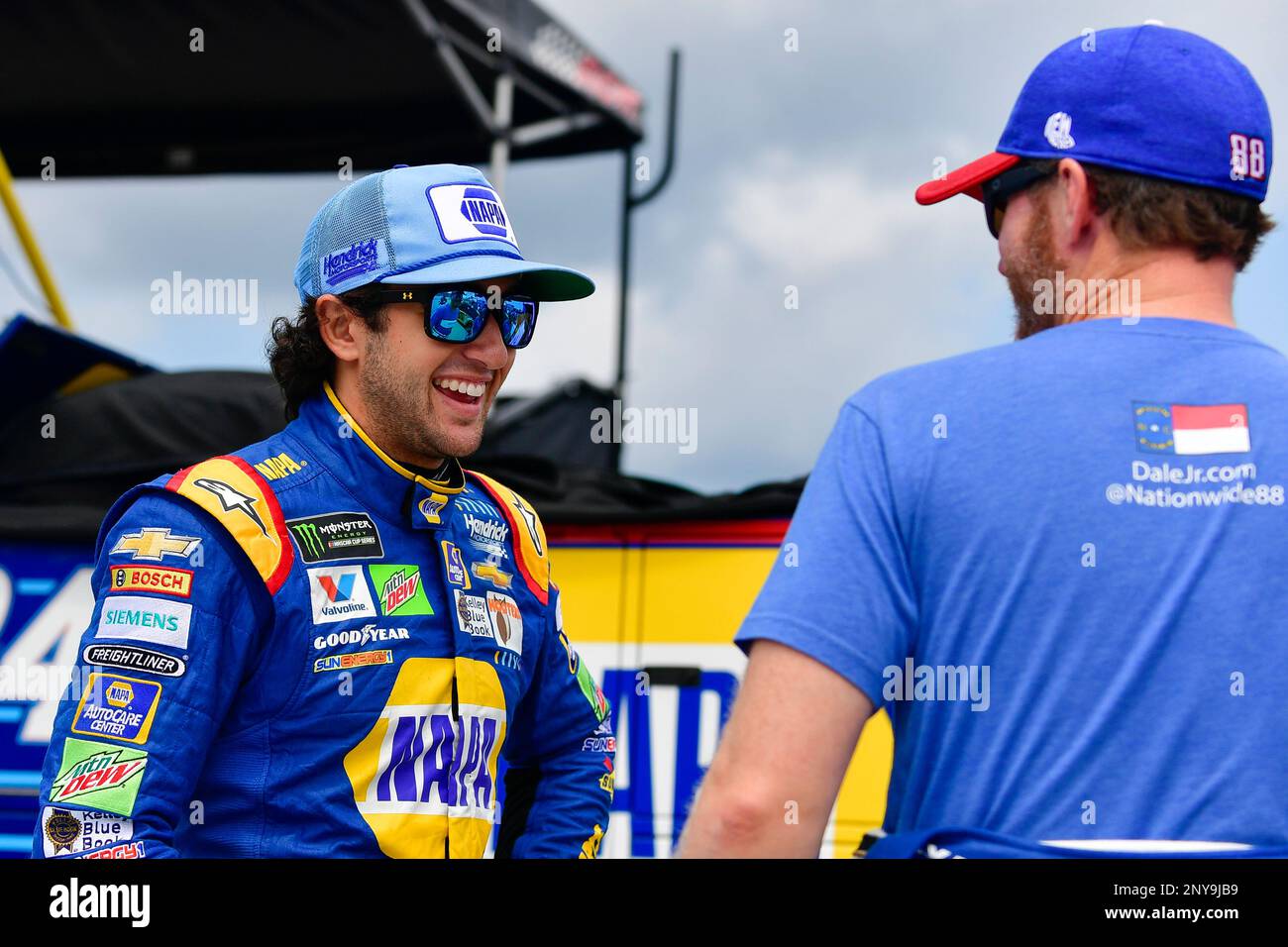 Chase Elliott (left), Hendrick Motorsports, NAPA Auto Parts Throwback ...