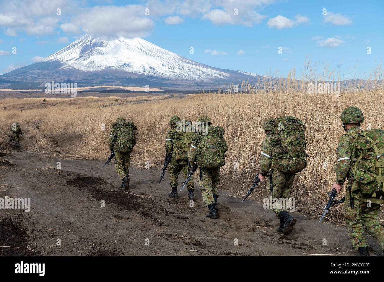 Japan Ground Self-Defense Force paratroopers assigned to the 1st ...