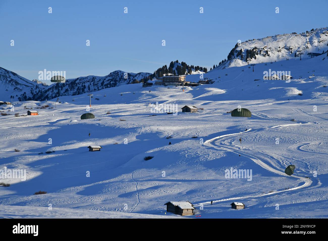 Italian Army paratroopers assigned to 4th Alpini Regiment, Folgore ...