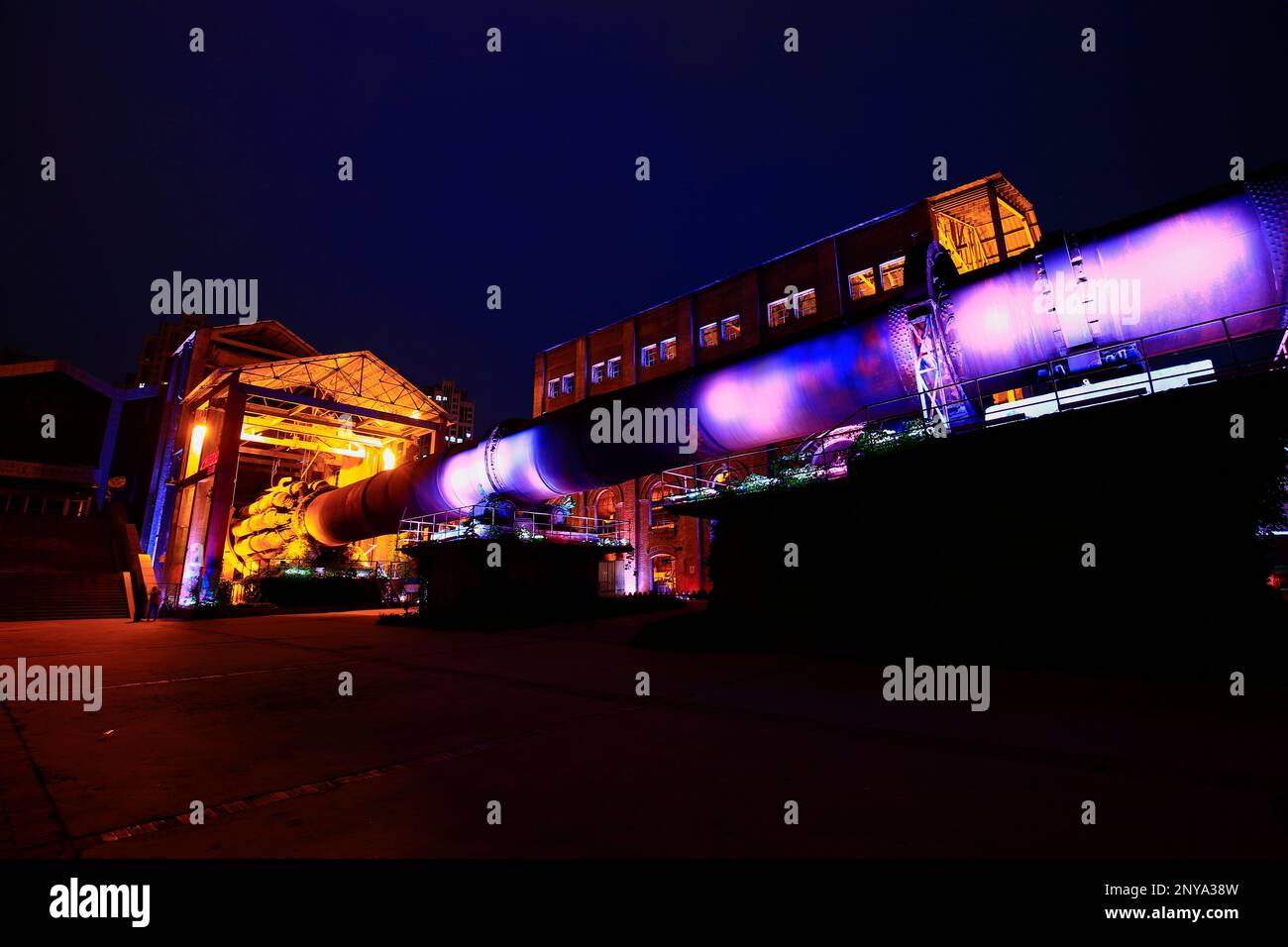 Give up manufacturing machinery and equipment of the factory at night ...