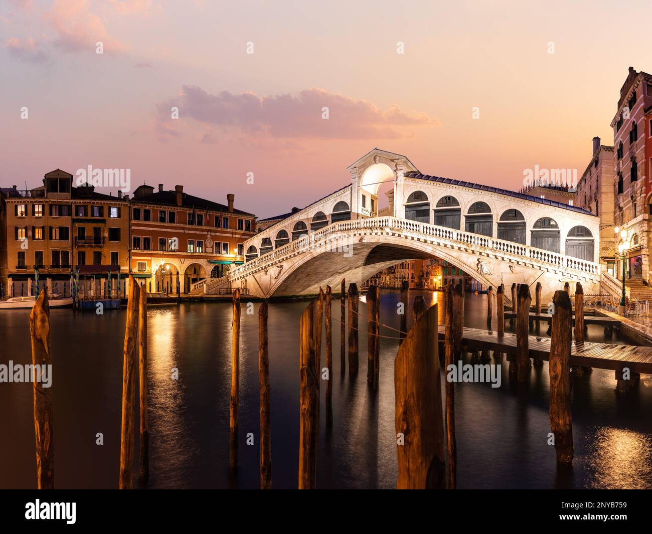 Man at the rialto bridge in venice hi-res stock photography and images ...