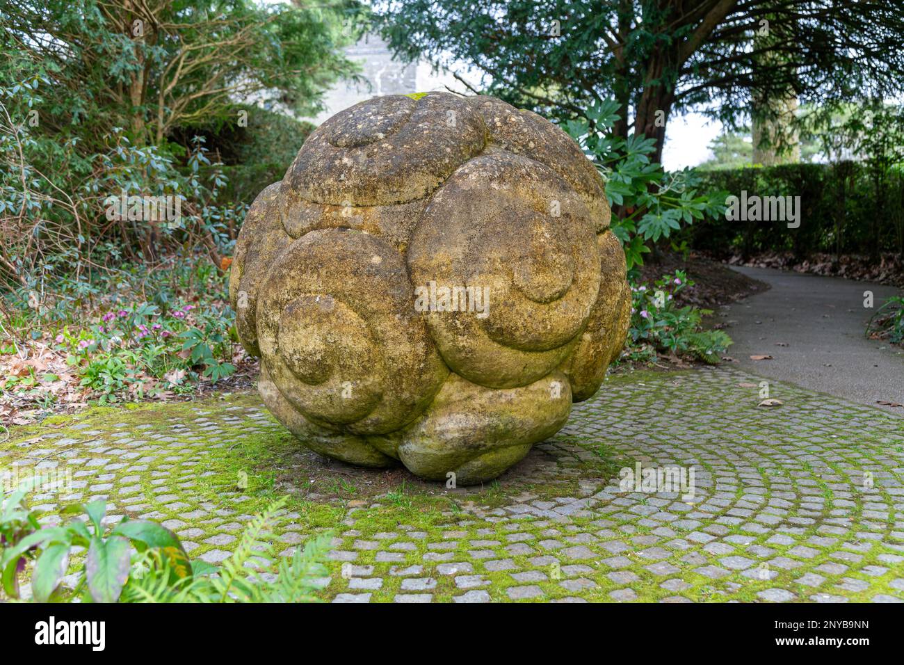 'Jacob's Pillar' sculpture by Peter Randall-Page 2005 in garden ...