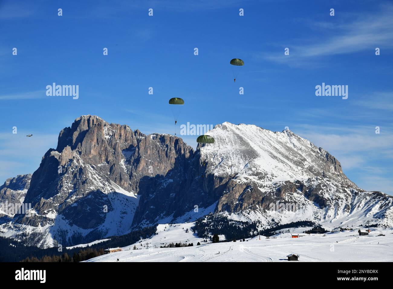 Italian Army paratroopers assigned to 4th Alpini Regiment, Folgore ...