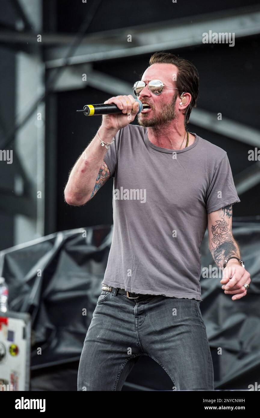 Scott Weiland of Scott Weiland and The Wildabouts performs during the ...