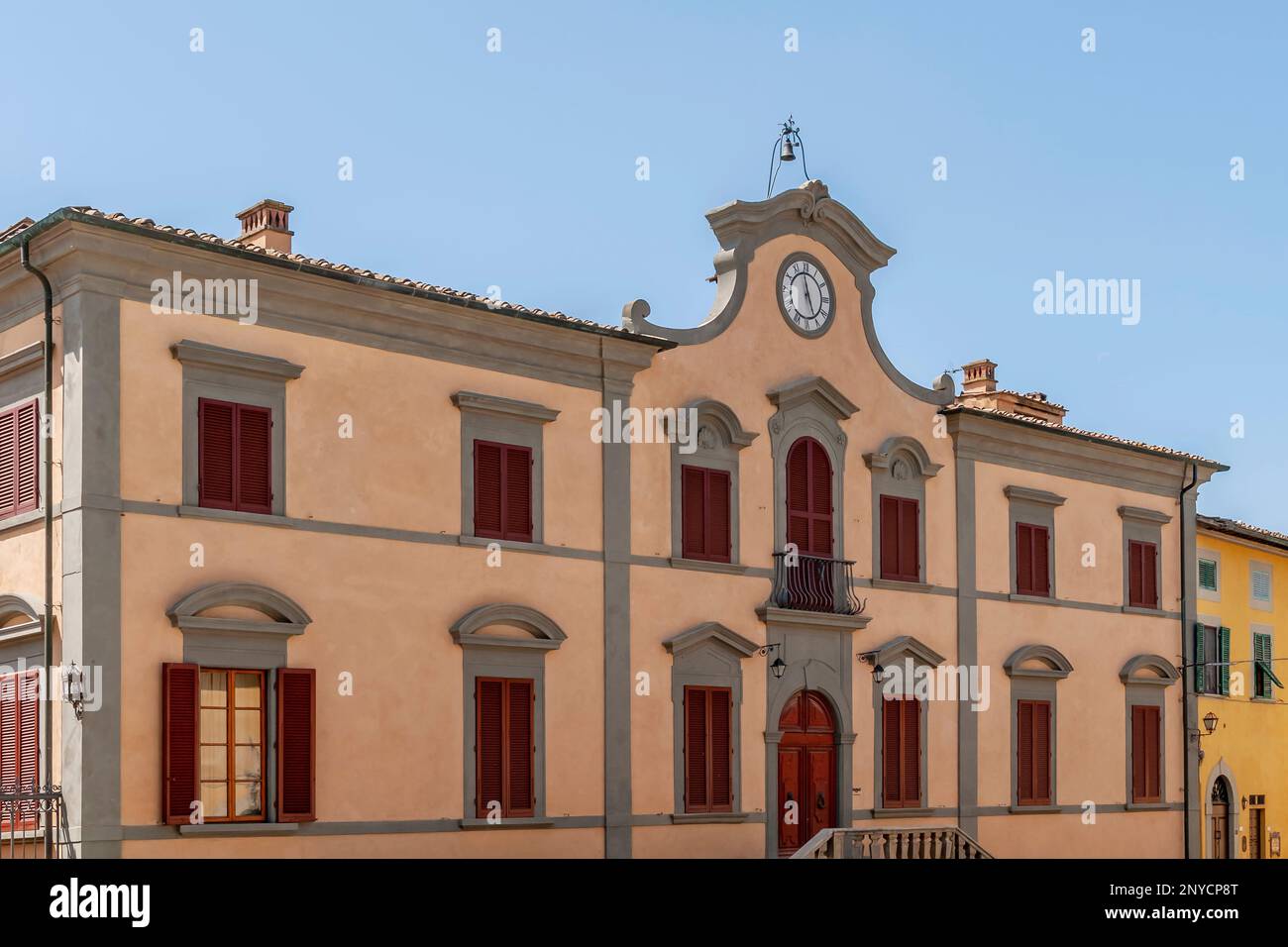 An ancient villa in Piazza Castello, in the historic center of Capannoli, Pisa, Italy Stock ...