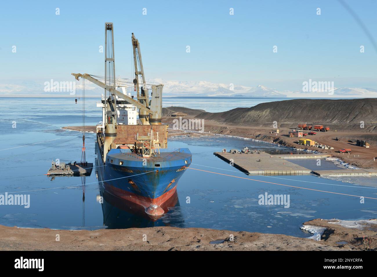 Sailors from Navy Cargo Handling Battalion (NCHB) 1 and NCHB-5 onload ...