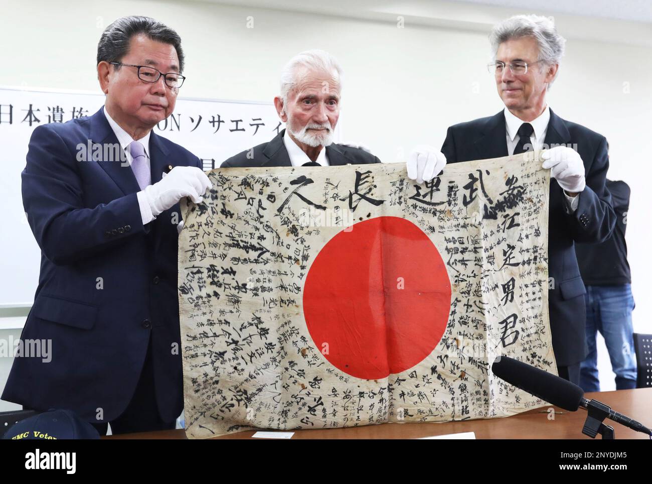 Marvin Strombo(C), Toshiei Mizuochi(L), head of the Japan War-Bereaved ...