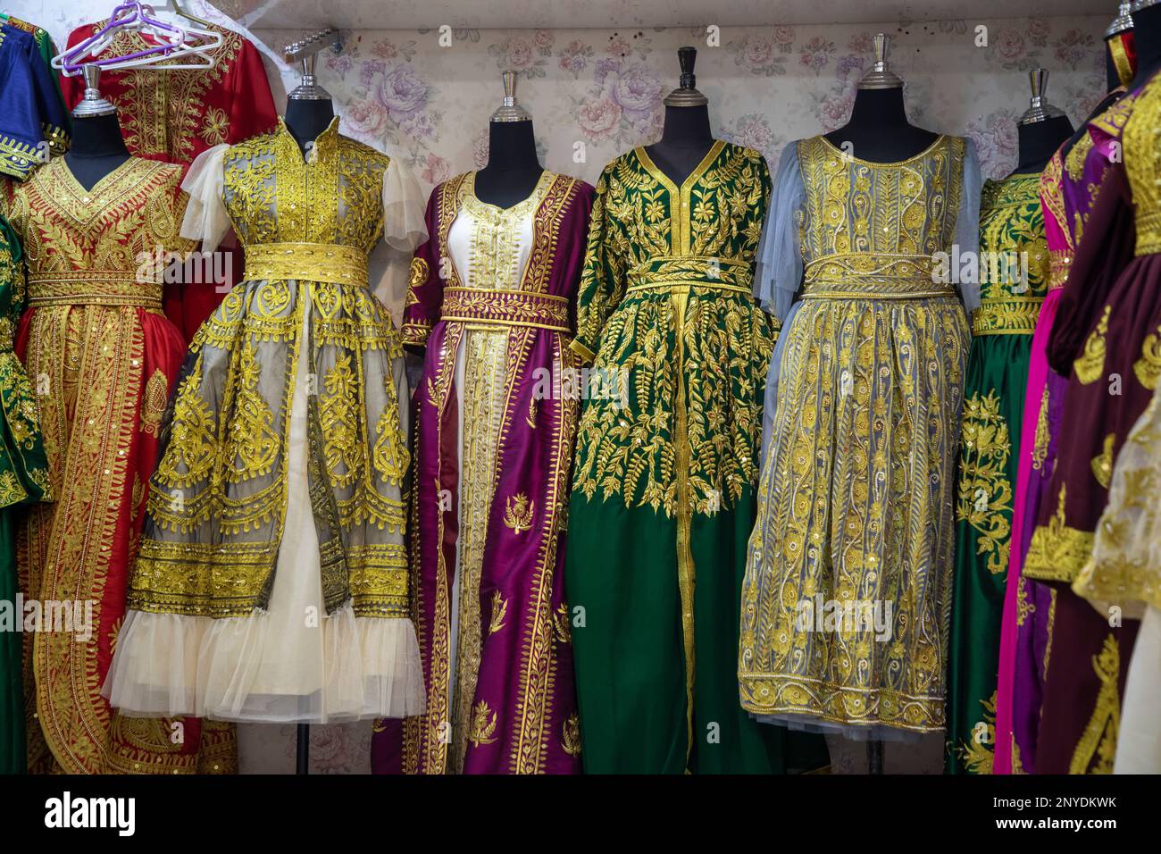 Traditional dress bahrain hi-res stock photography and images - Alamy