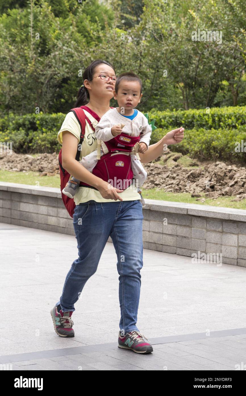 Chinese mother with child Stock Photo - Alamy