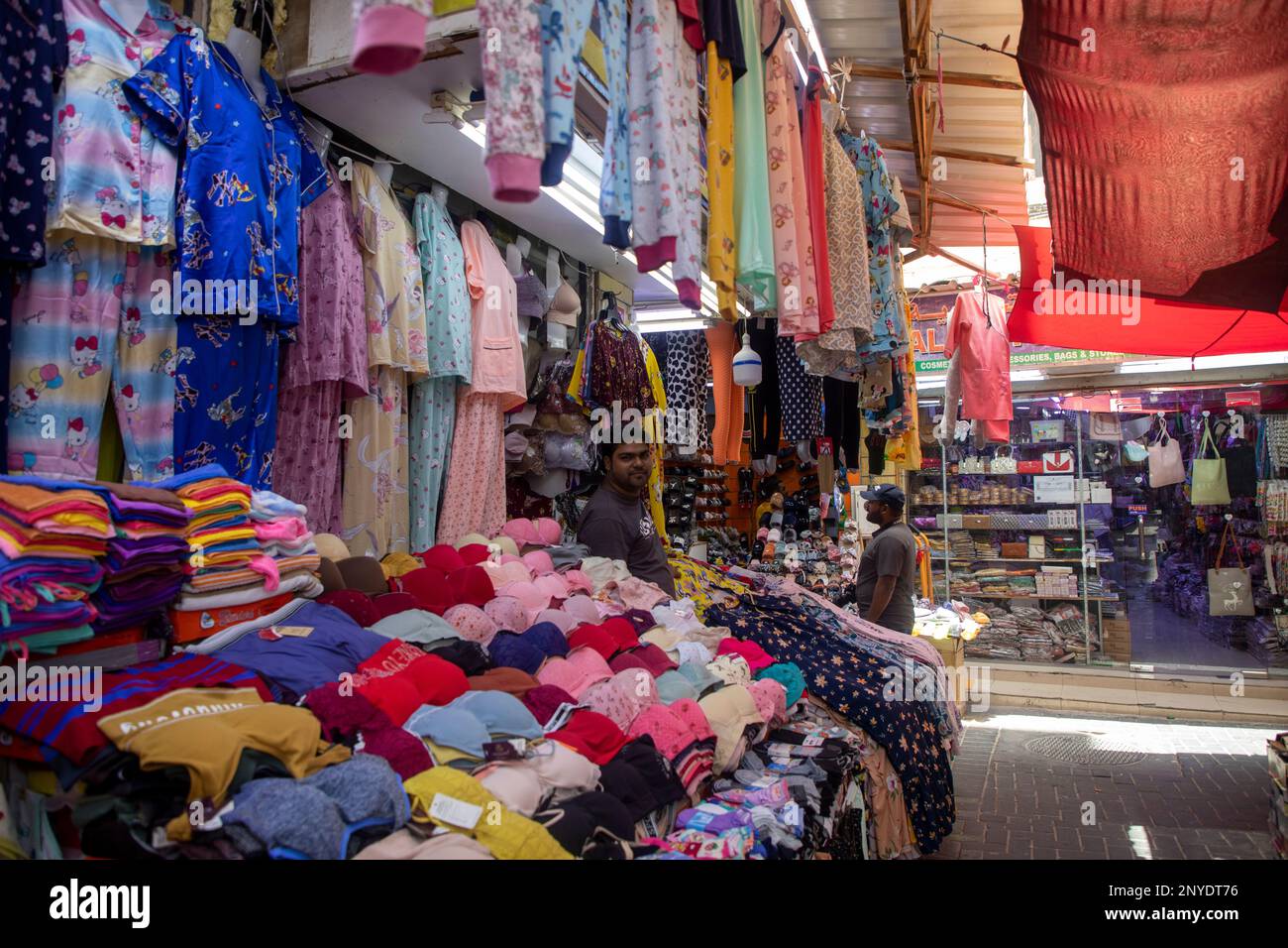 Traditional dress bahrain hi-res stock photography and images - Alamy