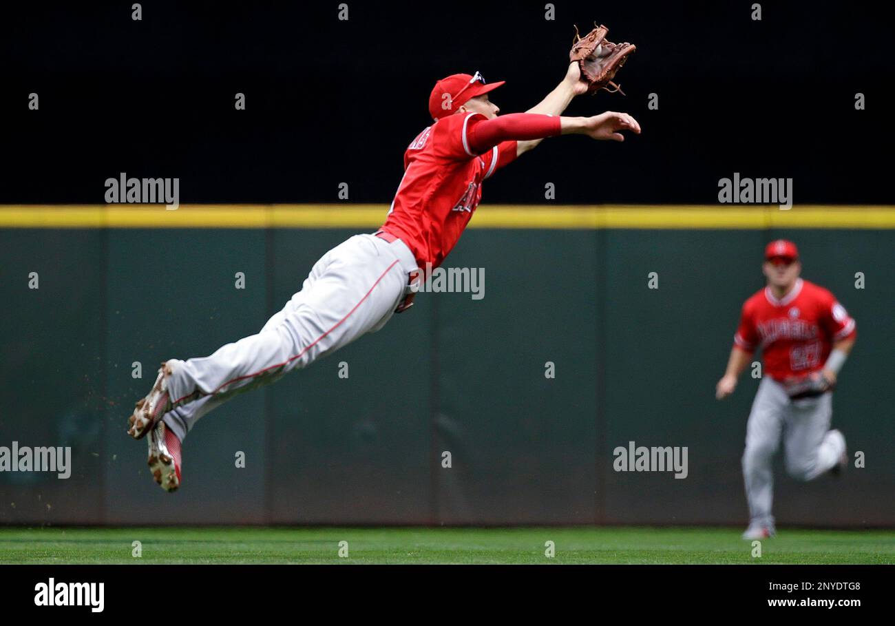 Los Angeles Angels shortstop Andrelton Simmons stretches as he snags a ...