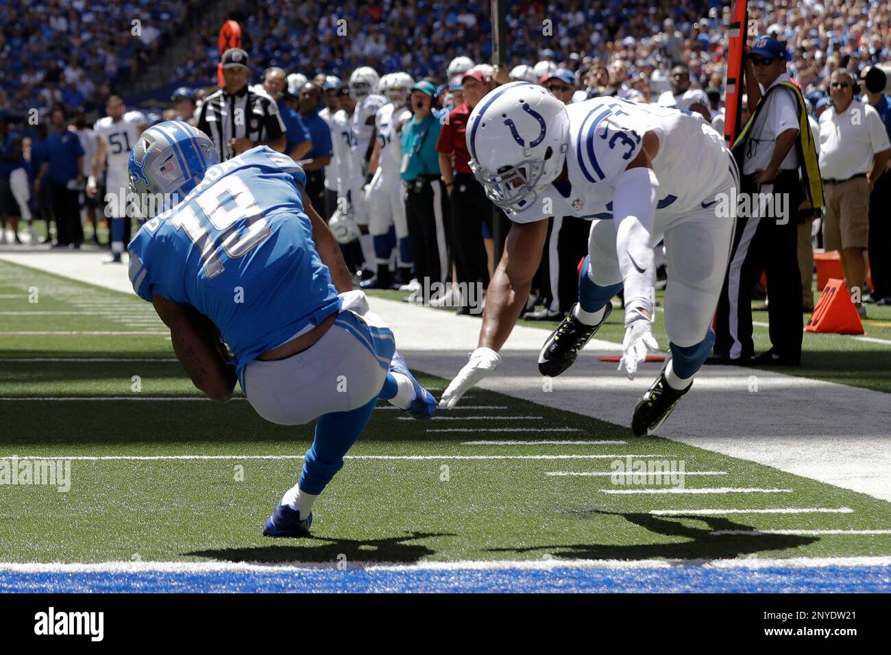 Detroit Lions wide receiver Kenny Golladay (19) catches a 23-yard pass ...