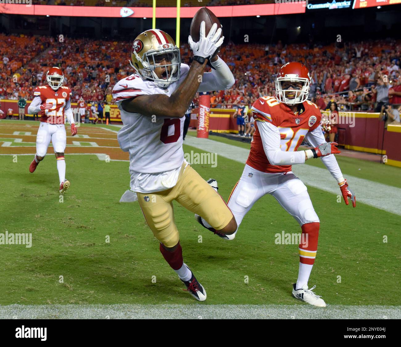 San Francisco 49ers wide receiver Tevin Jones (6) catches a 2-point ...