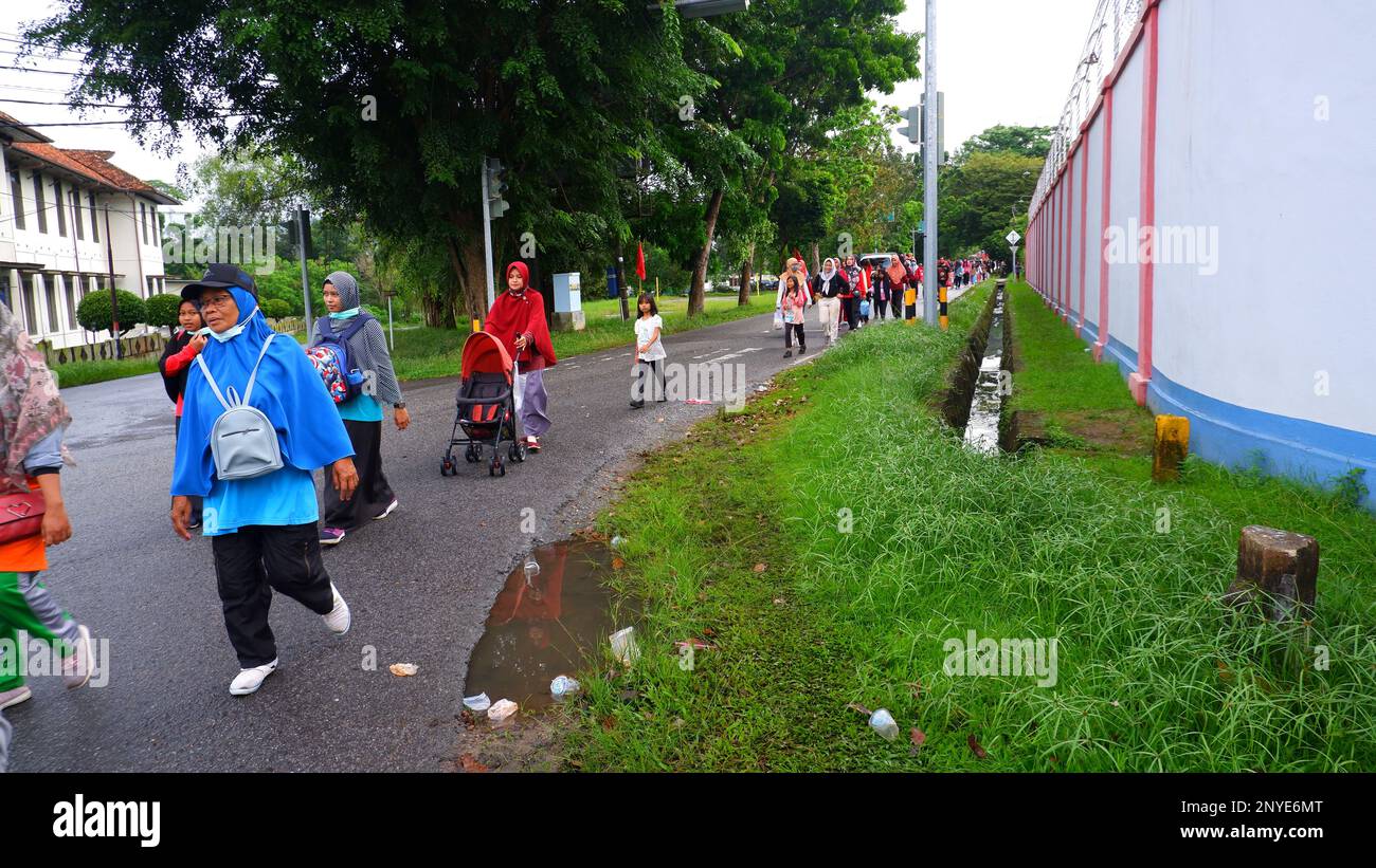 Some Residents Who Are Exercising Take A Healthy Walk In The Morning ...