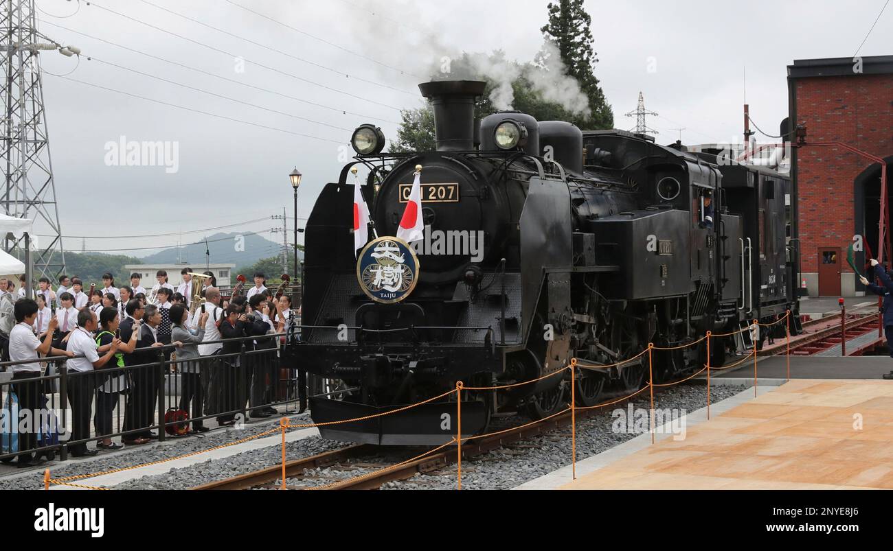 Taiju, a steam locomotive train, debuts at Shimo-Imaichi Station on ...