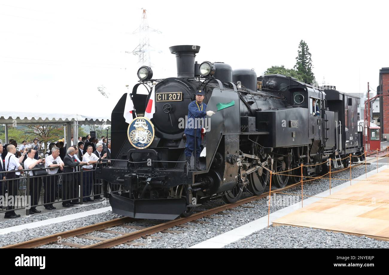 Taiju, a steam locomotive train, debuts at Shimo-Imaichi Station on ...