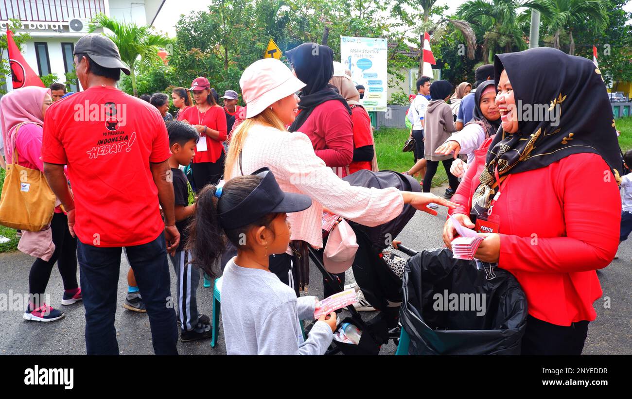 Several Residents Who Were Busy Queuing For Leisure Walking Coupons In ...