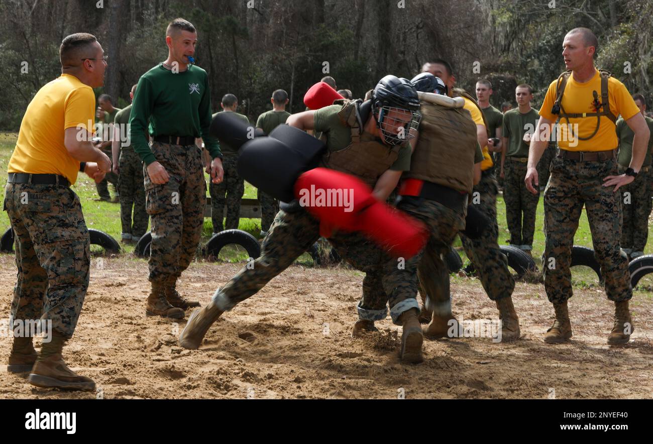 Recruits with Hotel Company, 2nd Recruit Training Battalion, practice ...