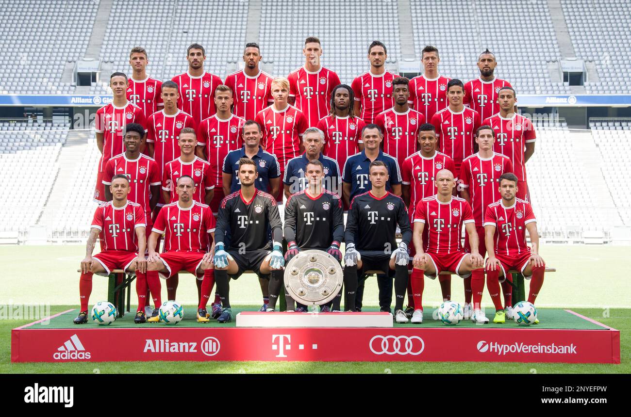 The players and senior staff of the FC'Bayern Munich team pose for an ...