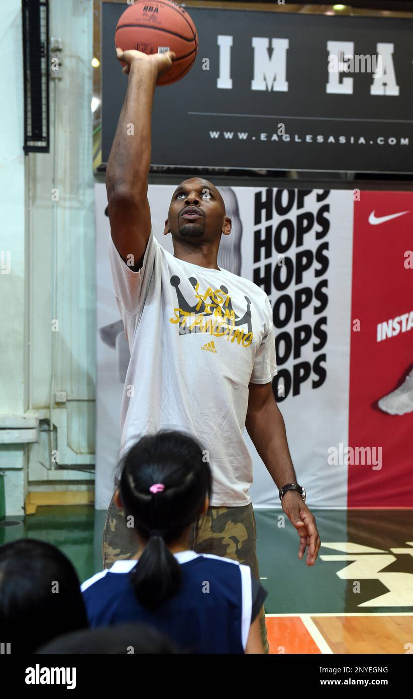 NBA star Jerry Stackhouse shows off his basketball skill to instruct ...