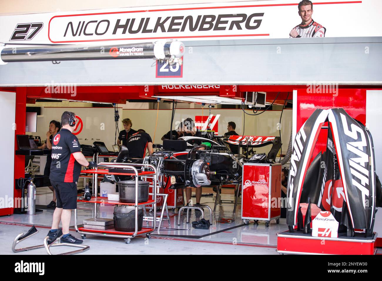 Ferrari formula one team mechanic hi-res stock photography and images ...