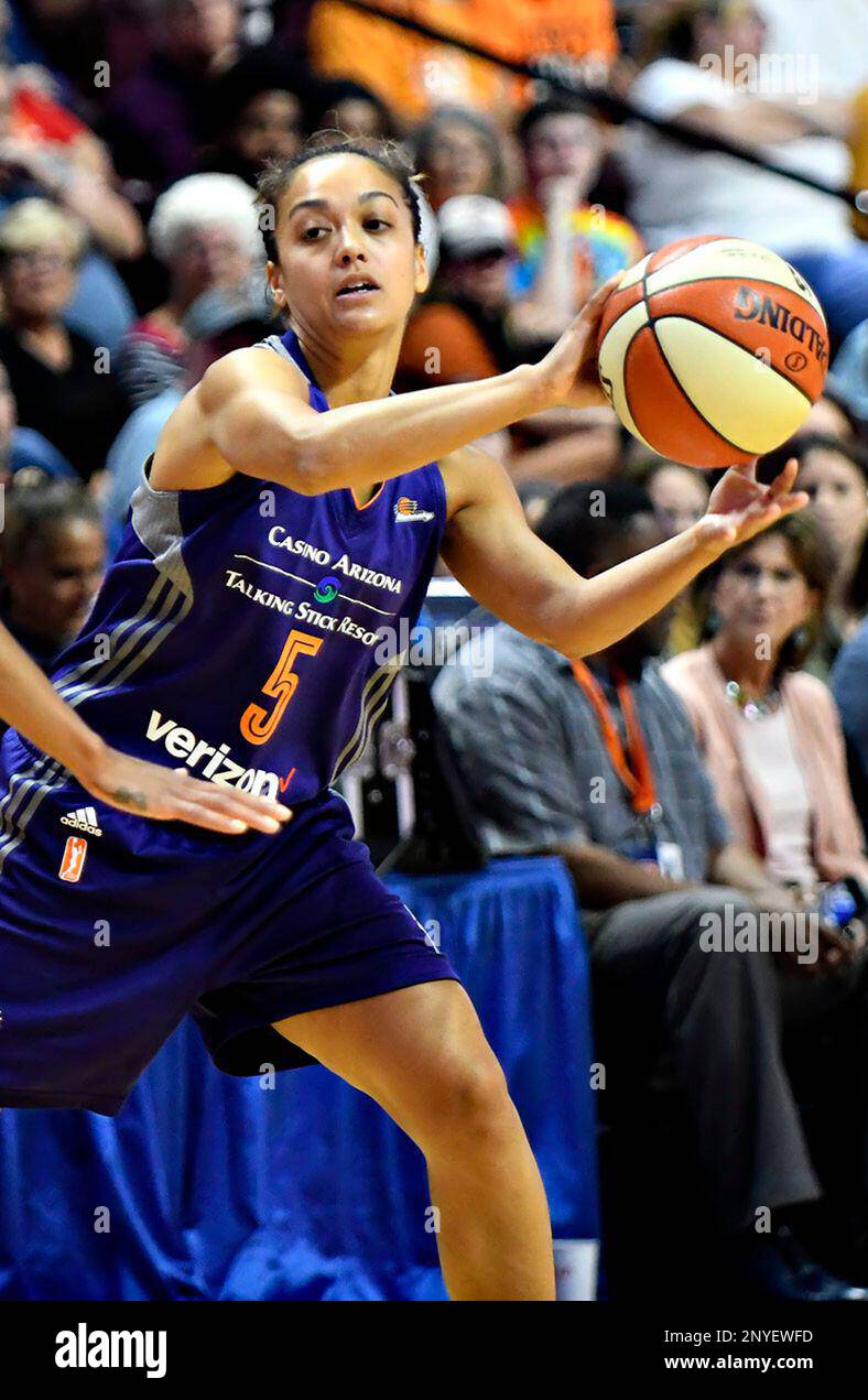 Aug.4, 2017: Phoenix Mercury guard, Leilani Mitchell, passes the ball ...