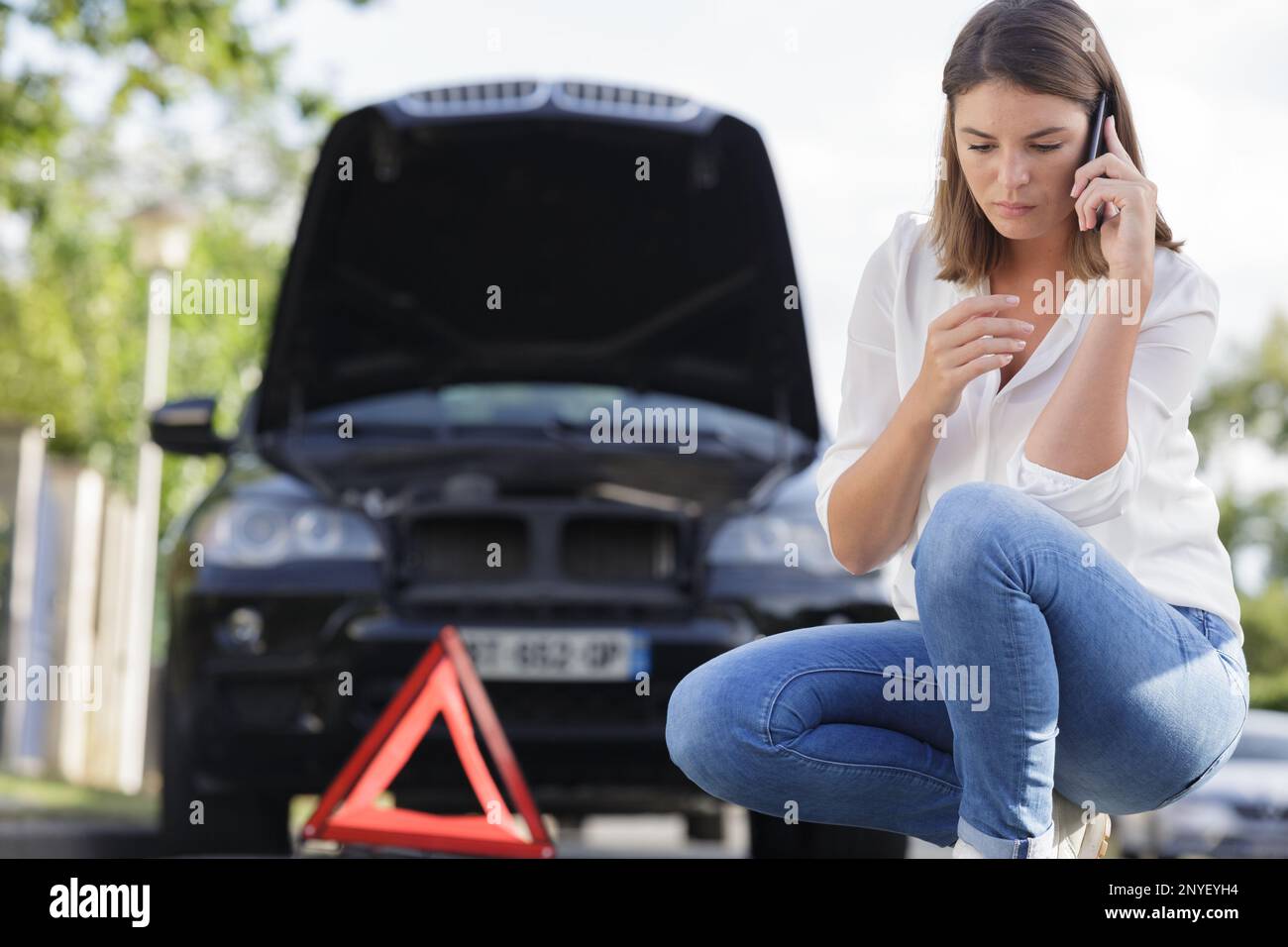 woman using mobile phone to notify car accident Stock Photo - Alamy