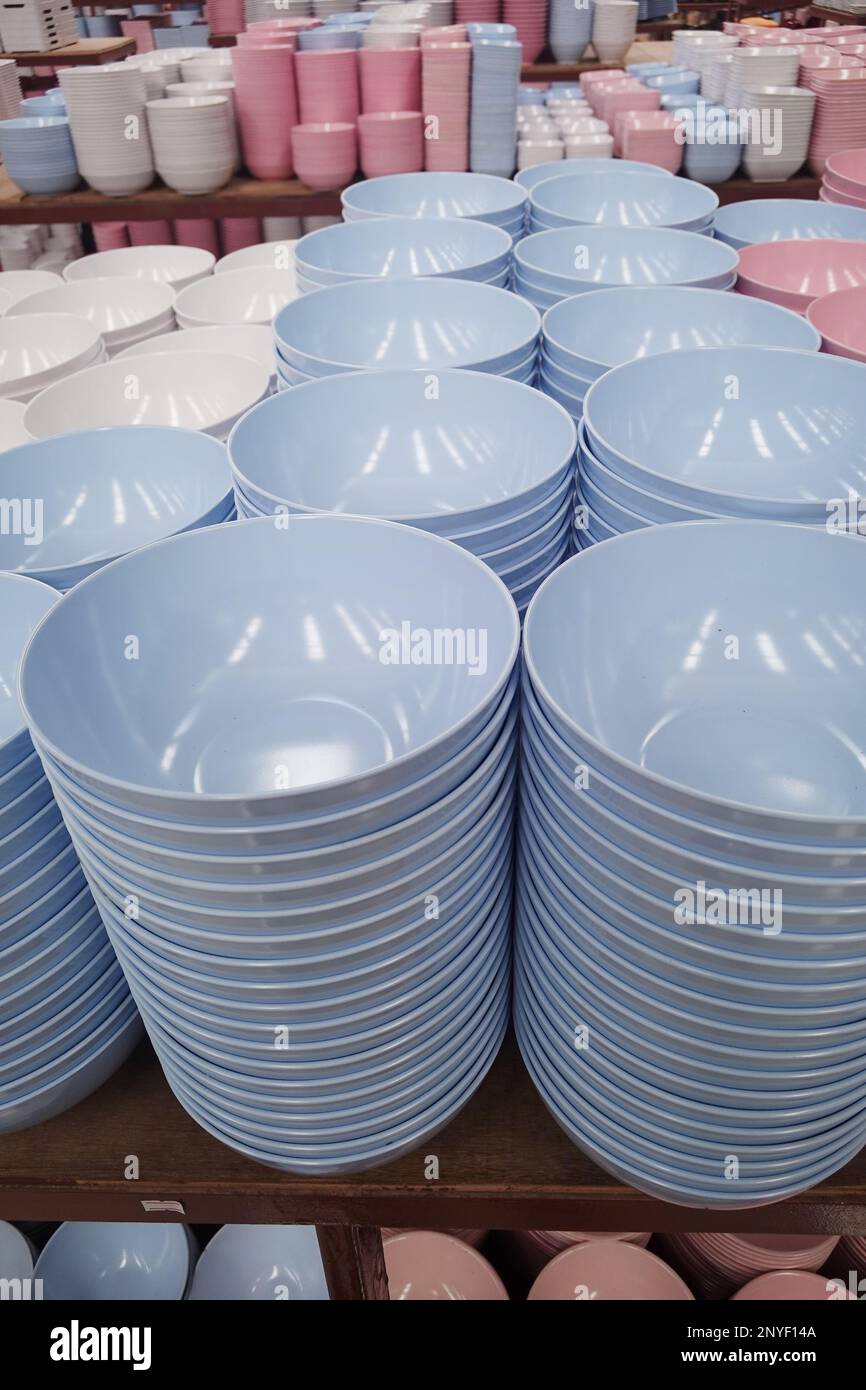 Stacks of plates hi-res stock photography and images - Alamy