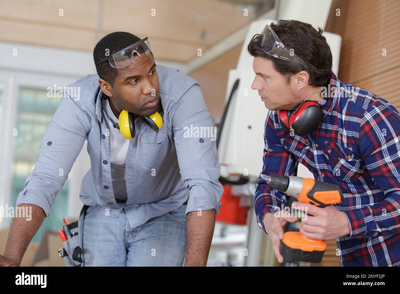 Two men builder talking hi-res stock photography and images - Alamy