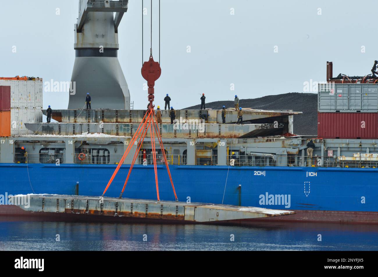 Sailors from Navy Cargo Handling Battalion (NCHB) 1 and NCHB-5 offload ...