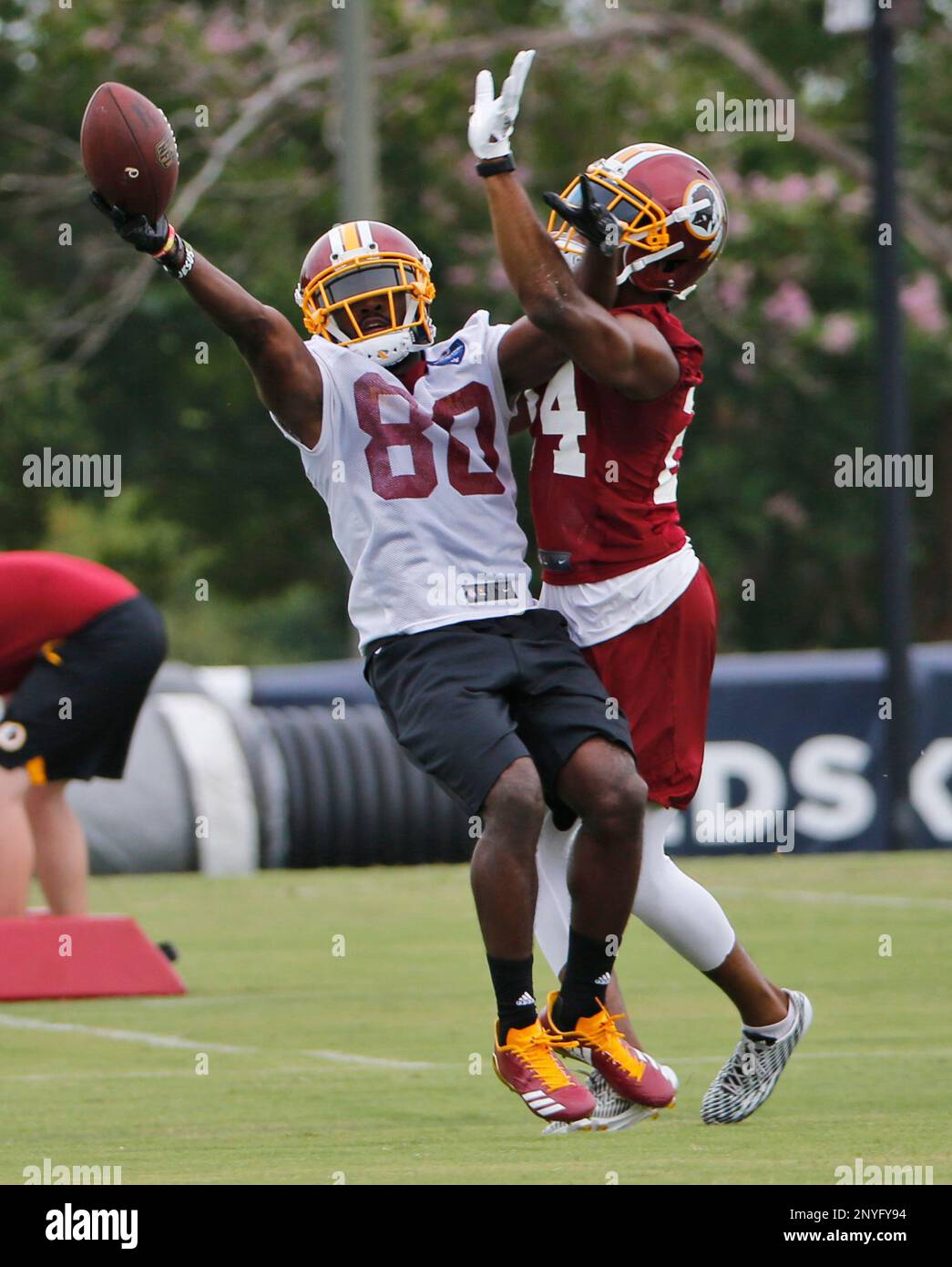 Washington Redskins wide receiver Jamison Crowder (80) keeps the ball ...