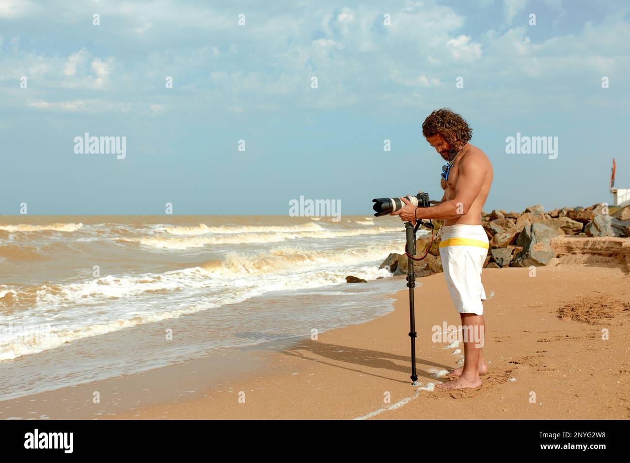Photographer takes pictures on the beach Stock Photo - Alamy