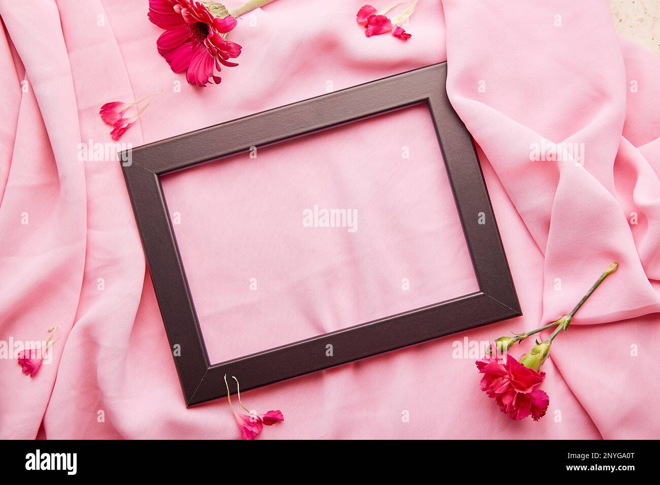 Aesthetic empty floral frame among gerberes flowers with copy space ...