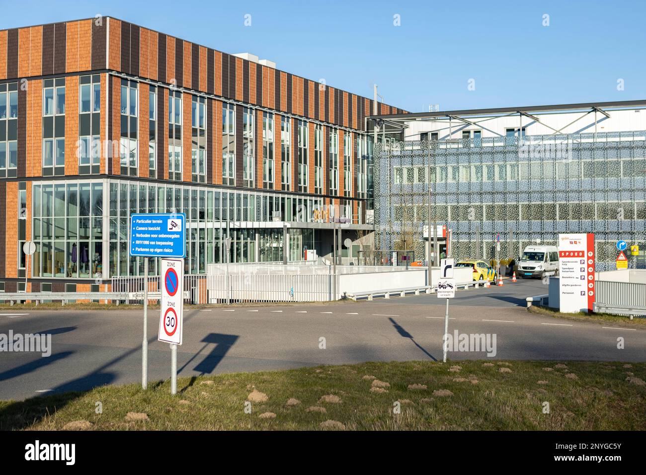 Emergency access and parking entrance to Gelre ziekenhuis medical ...
