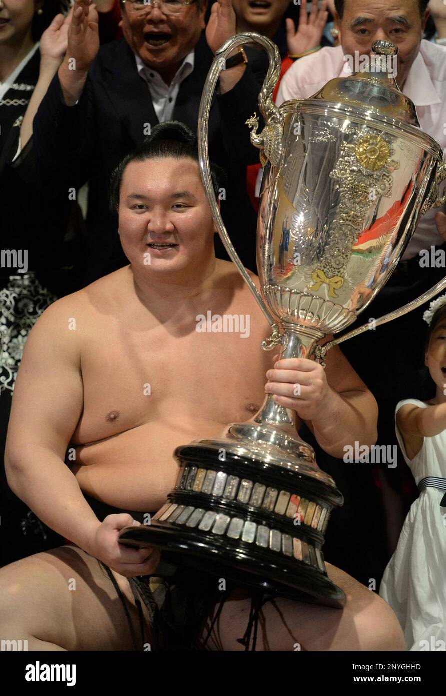 Japanese yokozuna Hakuho celebrates with his family and supporters ...