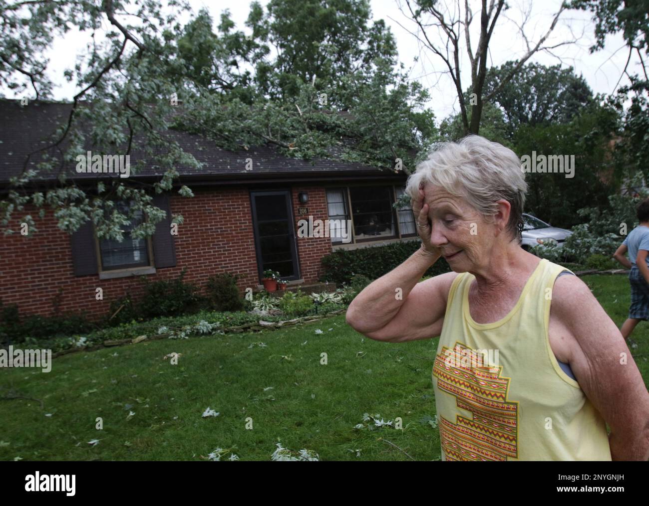 Carol Janusek of Itasca. Ill., waits for her son to arrive to assist in ...