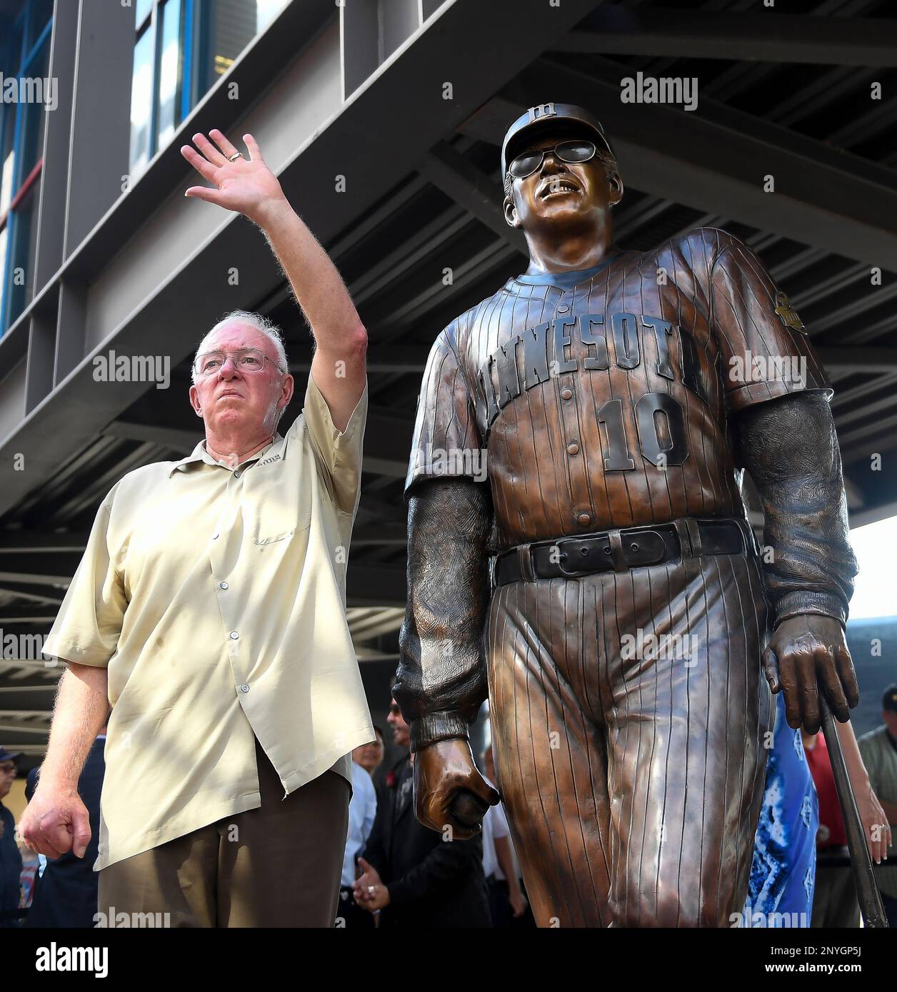 Former Minnesota Twins manager Tom Kelly waves to someone in the crowd ...