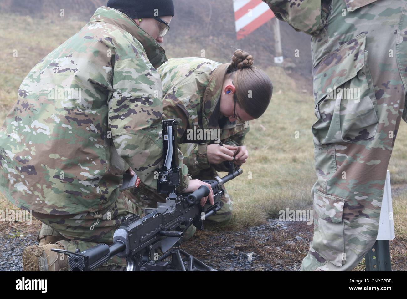 U.S. Soldiers with the Pennsylvania National Guard train with M240B ...