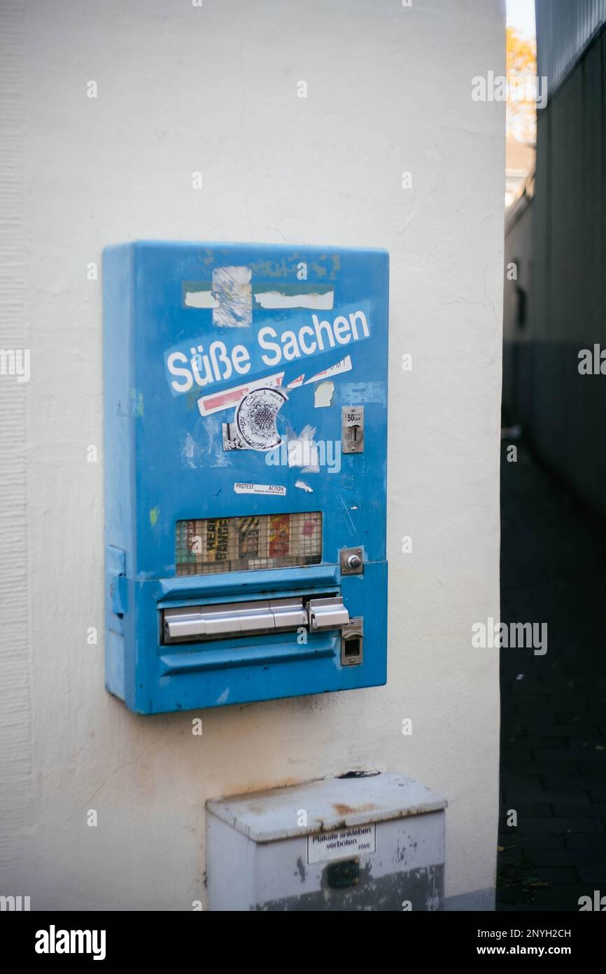 Old sweet candy vending machine hi-res stock photography and images - Alamy
