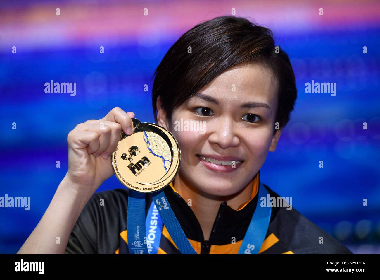 Cheong Jun Hoong of Malaysia poses with her gold medal after winning ...