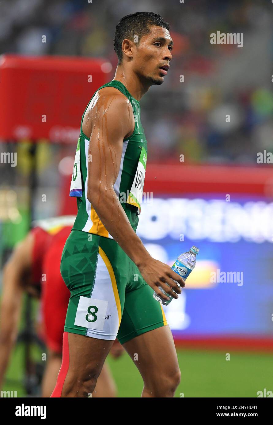 Wayde van Niekerk (RSA) sets a world record of 43.03 in the 400m in the ...