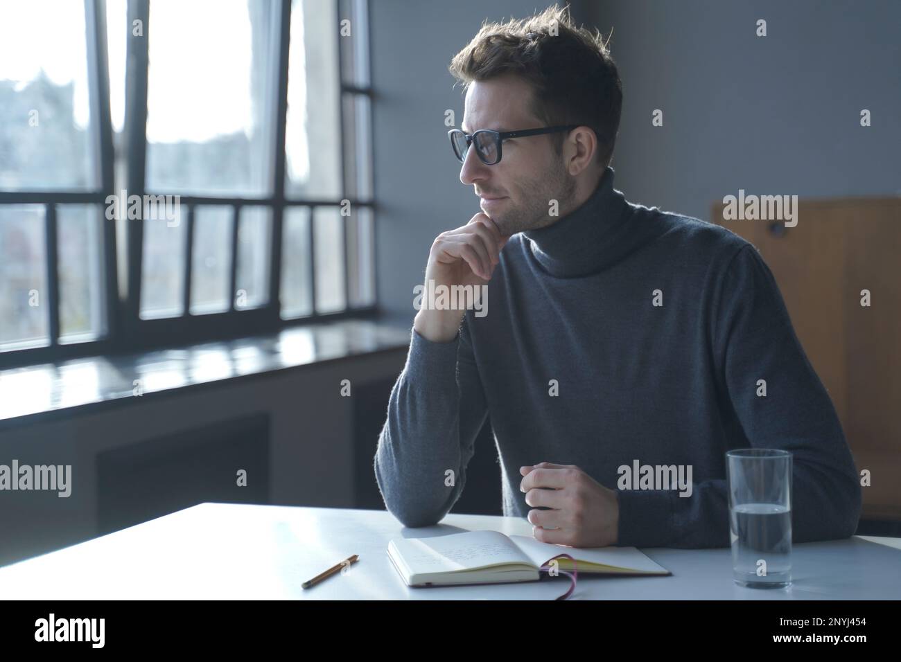 Writer at desk hi-res stock photography and images - Alamy