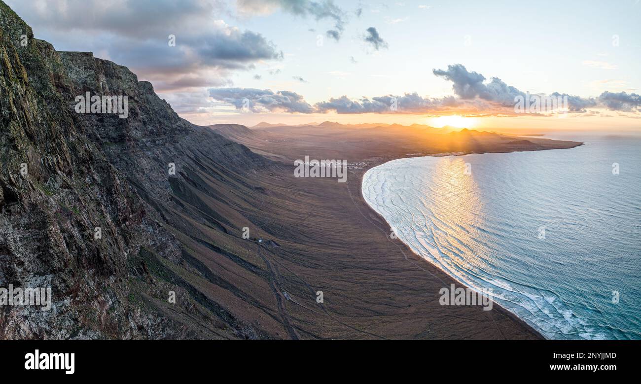 Empty rocky beach golden hours hi-res stock photography and images - Alamy