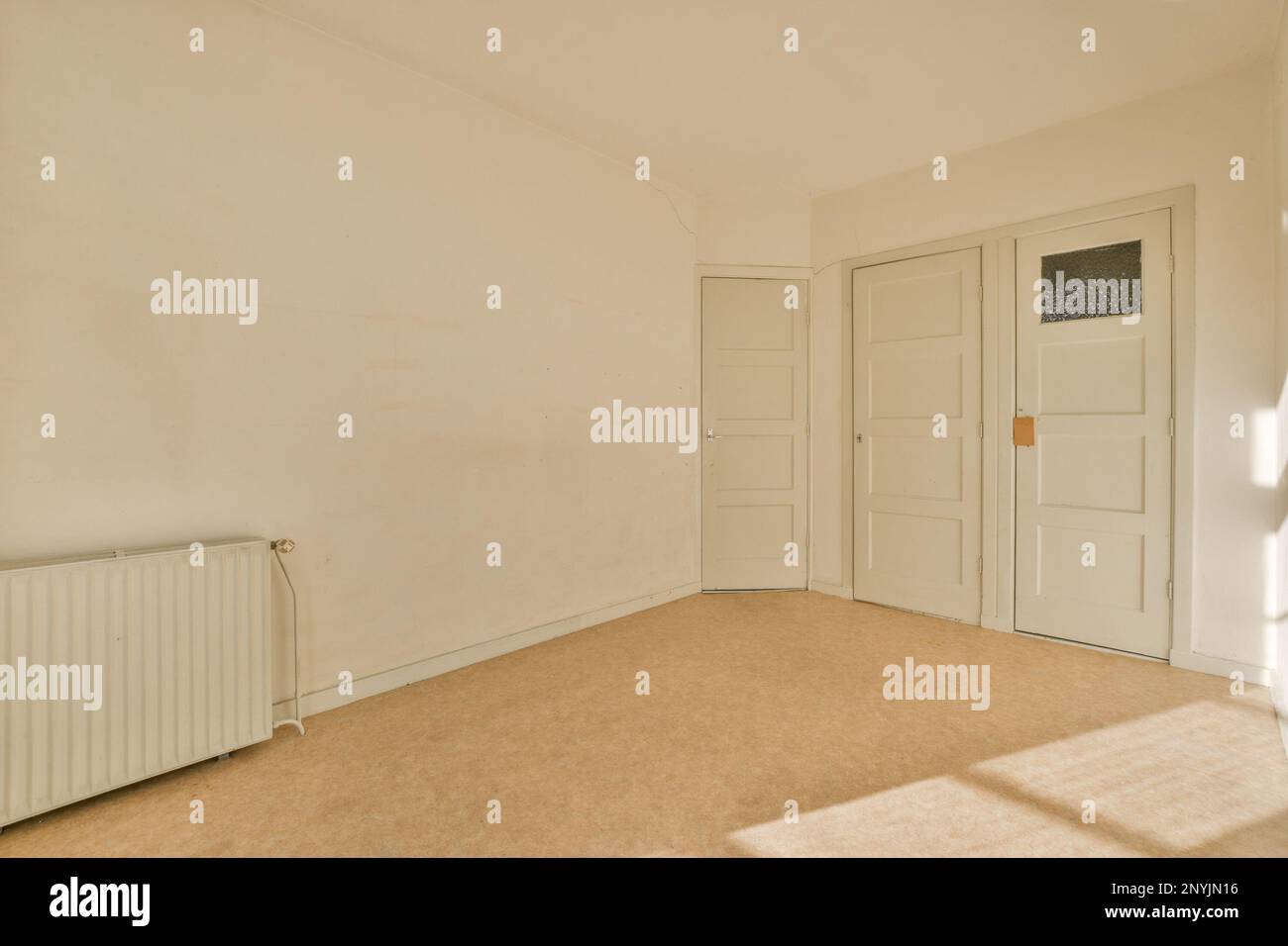 an empty room with no one on the wall or ceiling, it's very clean and ...