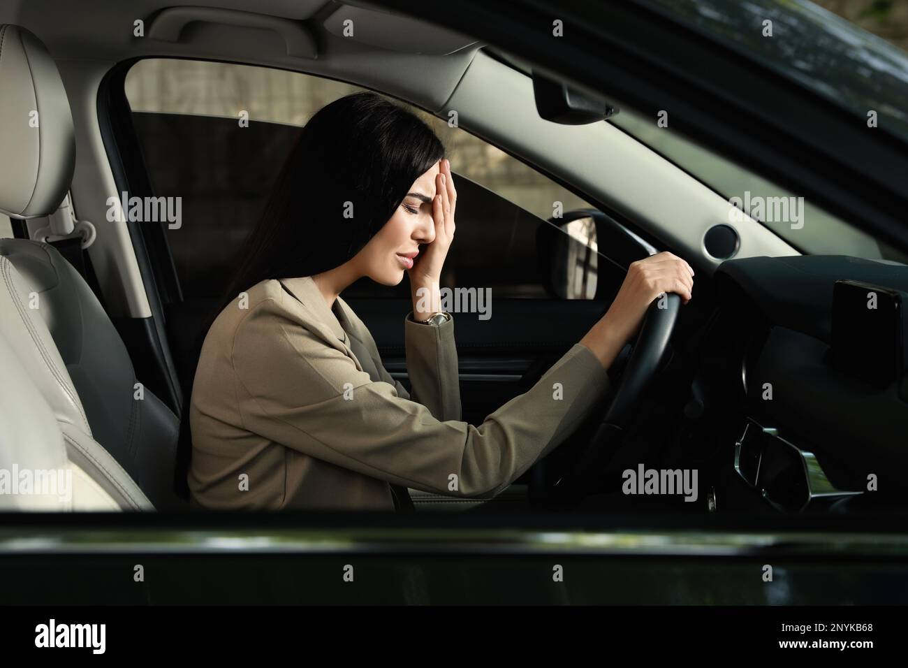 Stressed young woman driver's seat of modern car Stock Photo - Alamy